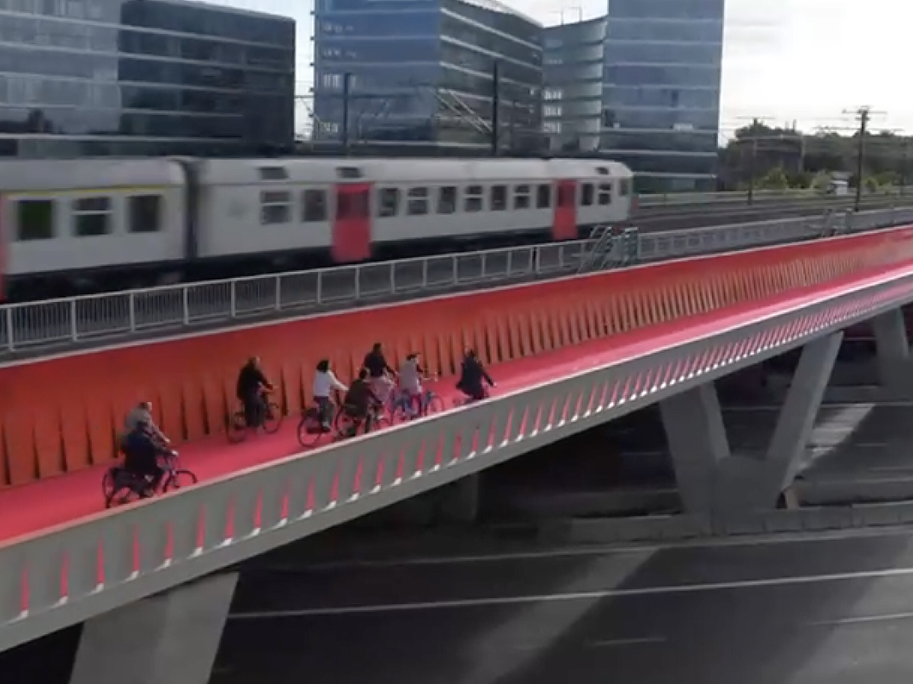 First bicycle bridge over the Brussels Ring by Ney & Partners in use ...